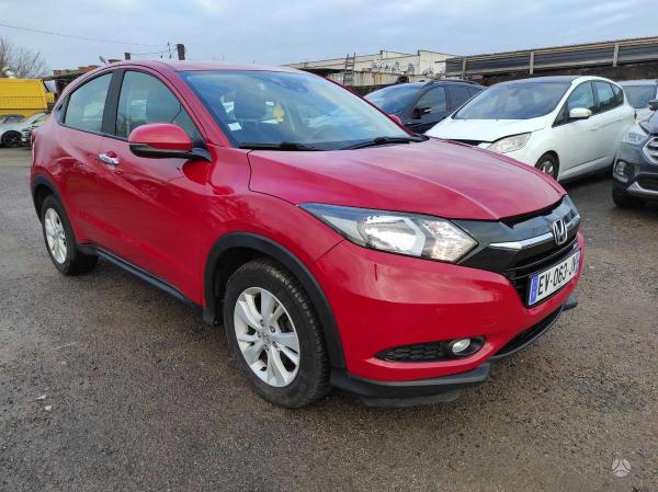 Red Honda HR-V 2018 in Panevezys, with an engine capacity of 1.60 L and mileage of 239 thousand km for 9000 €, photo 2 on AUTOMOTO.COM.LV