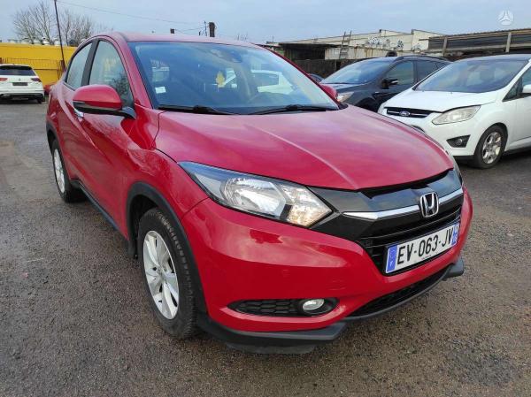 Red Honda HR-V 2018 in Panevezys, with an engine capacity of 1.60 L and mileage of 239 thousand km for 9000 €, photo 3 on AUTOMOTO.COM.LV
