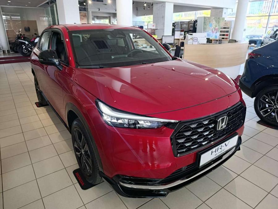 Red Honda HR-V 2026 in Vilnius, with an engine capacity of 1.50 L and mileage of 0 thousand km for 32490 €, photo 3 on AUTOMOTO.COM.LV