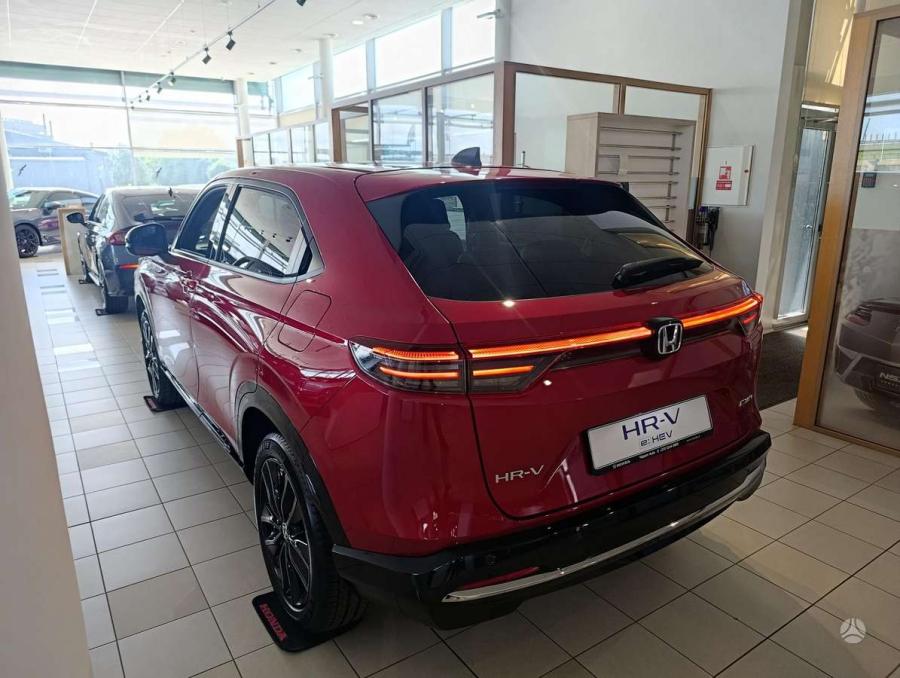 Red Honda HR-V 2026 in Vilnius, with an engine capacity of 1.50 L and mileage of 0 thousand km for 32490 €, photo 4 on AUTOMOTO.COM.LV