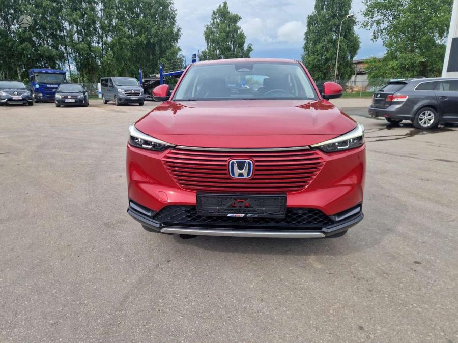 Red Honda HR-V 2022 in Ukmerge, with an engine capacity of 1.50 L and mileage of 107 thousand km for 20000 €, photo 3 on AUTOMOTO.COM.LV