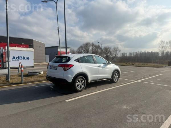 White Honda HR-V 2016 in Ogre, with an engine capacity of 1.50 L and mileage of 159 thousand km for 9500 €, photo 1 on AUTOMOTO.COM.LV