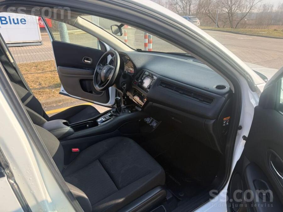 Balts Honda HR-V 2016 Ogre, ar dzinēja tilpumu 1.50 L un nobraukumu 159 tūkst. km par 9500 €, foto 4 vietnē AUTOMOTO.COM.LV