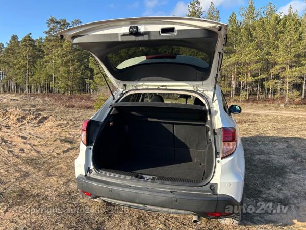 White Honda HR-V 2016 in Tallinn, with an engine capacity of 1.60 L and mileage of 156 thousand km for 16000 €, photo 7 on AUTOMOTO.COM.LV
