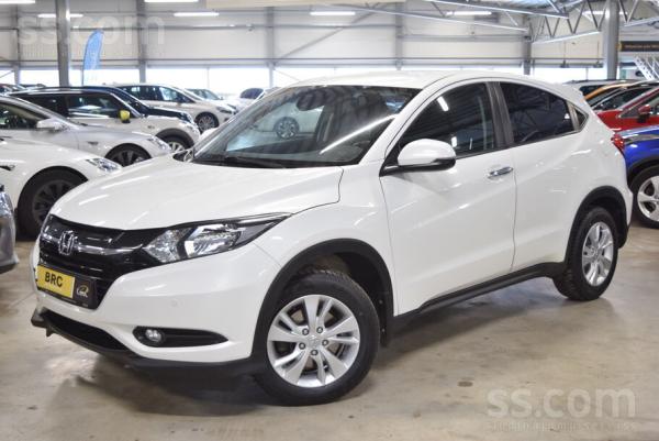 White Honda HR-V 2017 in Riga, with an engine capacity of 1.50 L and mileage of 109 thousand km for 13900 €, photo 1 on AUTOMOTO.COM.LV
