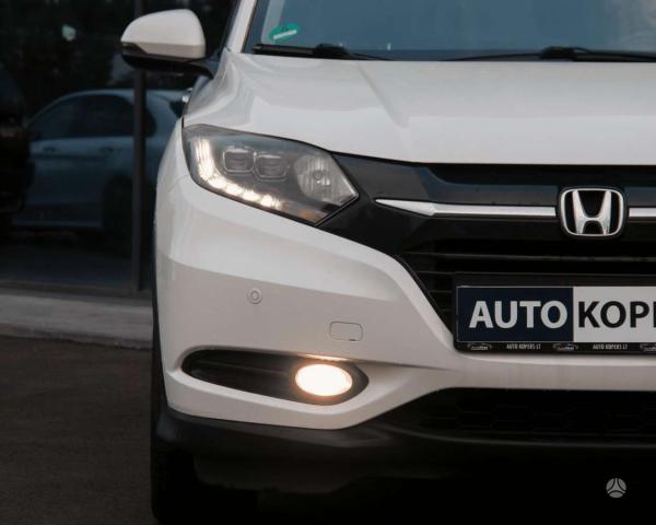 White Honda HR-V 2017 in Kaunas, with an engine capacity of 1.50 L and mileage of 107 thousand km for 15500 €, photo 7 on AUTOMOTO.COM.LV