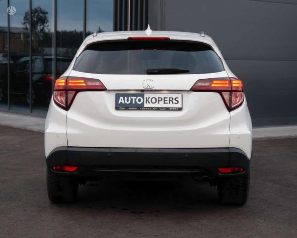 White Honda HR-V 2017 in Kaunas, with an engine capacity of 1.50 L and mileage of 107 thousand km for 15500 €, photo 8 on AUTOMOTO.COM.LV
