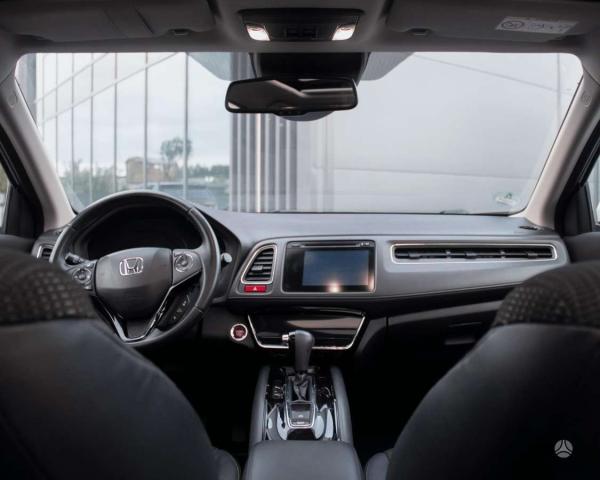 White Honda HR-V 2017 in Kaunas, with an engine capacity of 1.50 L and mileage of 107 thousand km for 15500 €, photo 10 on AUTOMOTO.COM.LV