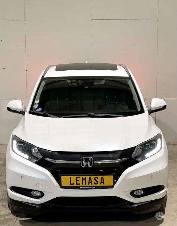White Honda HR-V 2017 in Klaipeda, with an engine capacity of 1.50 L and mileage of 157 thousand km for 13999 €, photo 8 on AUTOMOTO.COM.LV