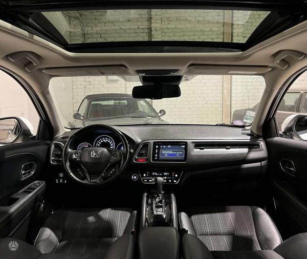 White Honda HR-V 2017 in Klaipeda, with an engine capacity of 1.50 L and mileage of 157 thousand km for 13999 €, photo 9 on AUTOMOTO.COM.LV
