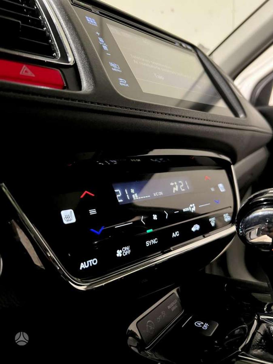 White Honda HR-V 2017 in Klaipeda, with an engine capacity of 1.50 L and mileage of 157 thousand km for 13999 €, photo 17 on AUTOMOTO.COM.LV