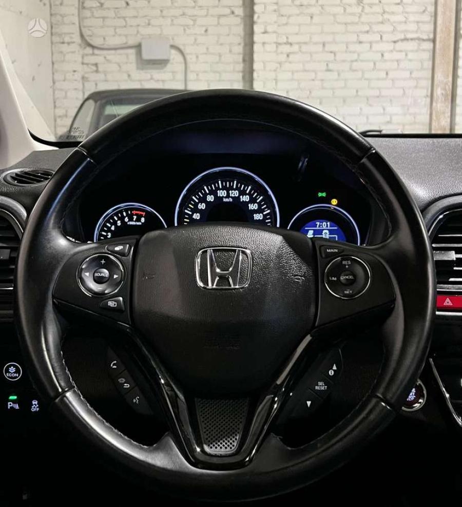White Honda HR-V 2017 in Klaipeda, with an engine capacity of 1.50 L and mileage of 157 thousand km for 13999 €, photo 20 on AUTOMOTO.COM.LV