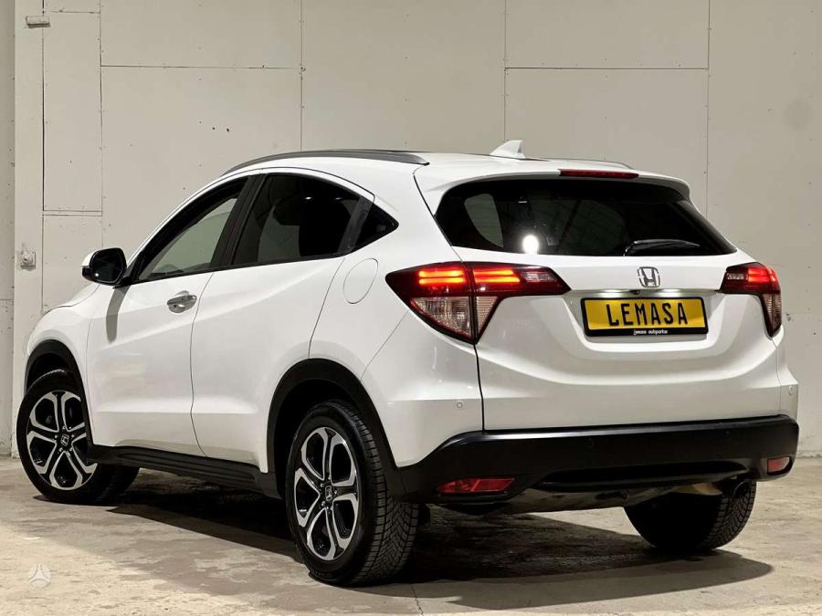White Honda HR-V 2017 in Klaipeda, with an engine capacity of 1.50 L and mileage of 157 thousand km for 13999 €, photo 23 on AUTOMOTO.COM.LV