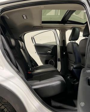 White Honda HR-V 2017 in Klaipeda, with an engine capacity of 1.50 L and mileage of 157 thousand km for 13999 €, photo 24 on AUTOMOTO.COM.LV