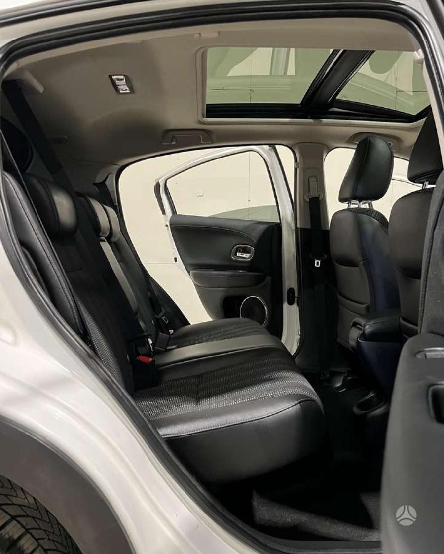 White Honda HR-V 2017 in Klaipeda, with an engine capacity of 1.50 L and mileage of 157 thousand km for 13999 €, photo 24 on AUTOMOTO.COM.LV