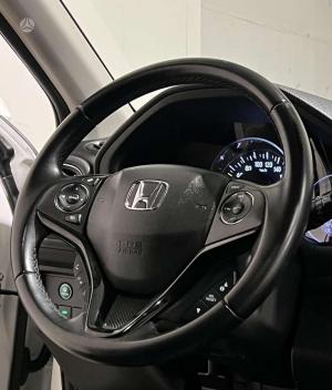White Honda HR-V 2017 in Klaipeda, with an engine capacity of 1.50 L and mileage of 157 thousand km for 13999 €, photo 25 on AUTOMOTO.COM.LV