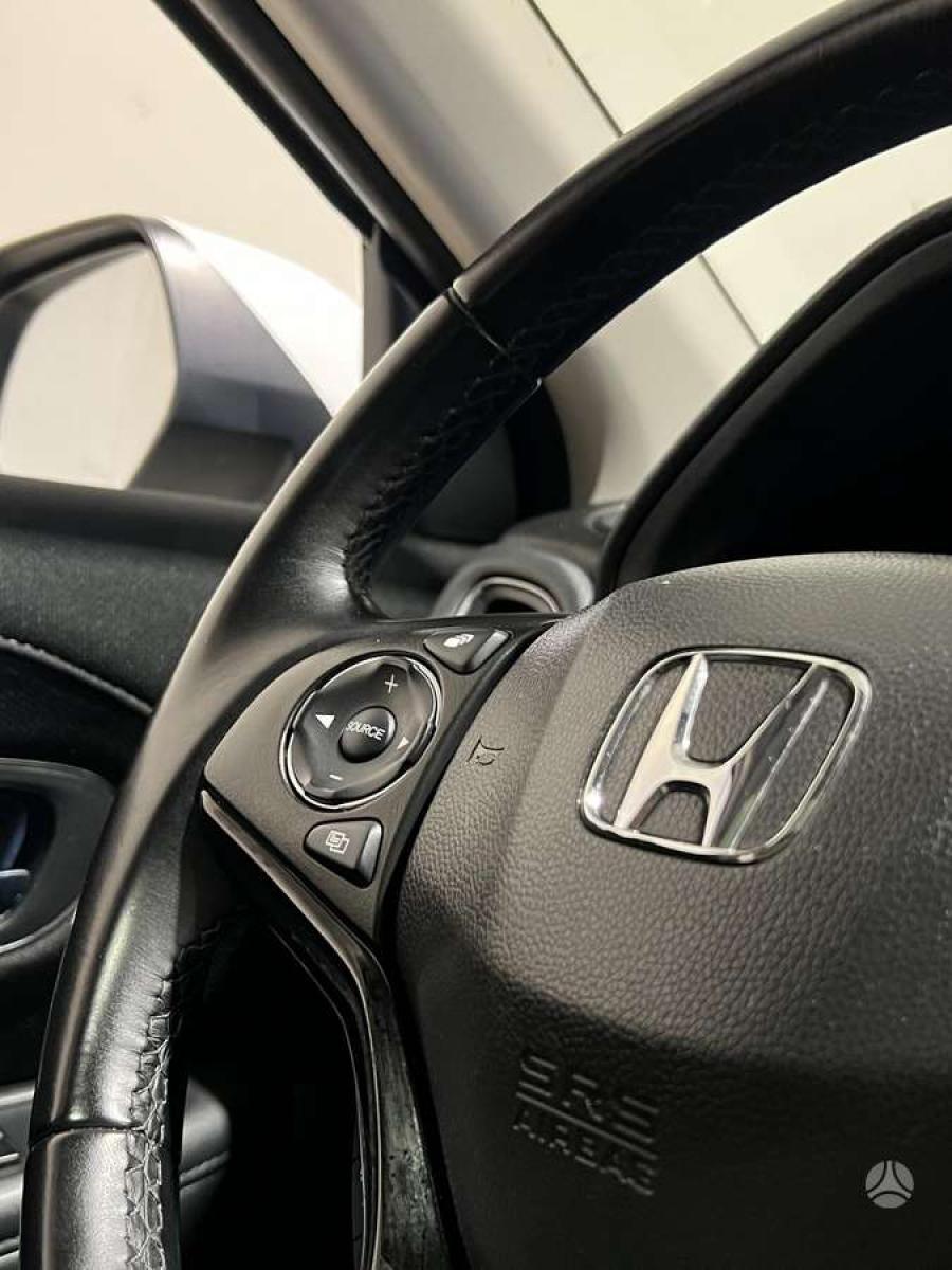 White Honda HR-V 2017 in Klaipeda, with an engine capacity of 1.50 L and mileage of 157 thousand km for 13999 €, photo 26 on AUTOMOTO.COM.LV