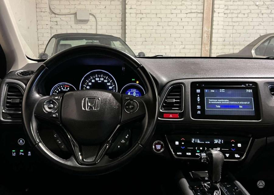 White Honda HR-V 2017 in Klaipeda, with an engine capacity of 1.50 L and mileage of 157 thousand km for 13999 €, photo 37 on AUTOMOTO.COM.LV