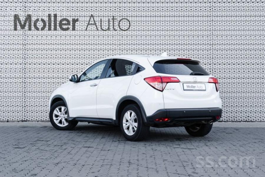 White Honda HR-V 2017 in Riga, with an engine capacity of 1.60 L and mileage of 102 thousand km for 10300 €, photo 4 on AUTOMOTO.COM.LV