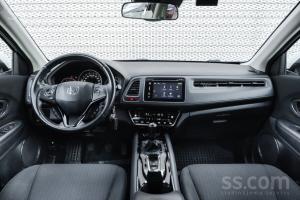 White Honda HR-V 2017 in Riga, with an engine capacity of 1.60 L and mileage of 102 thousand km for 10300 €, photo 7 on AUTOMOTO.COM.LV