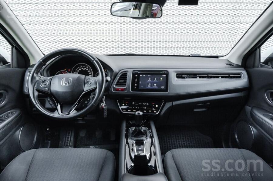 White Honda HR-V 2017 in Riga, with an engine capacity of 1.60 L and mileage of 102 thousand km for 10300 €, photo 7 on AUTOMOTO.COM.LV
