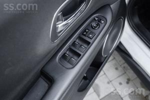 White Honda HR-V 2017 in Riga, with an engine capacity of 1.60 L and mileage of 102 thousand km for 10300 €, photo 9 on AUTOMOTO.COM.LV