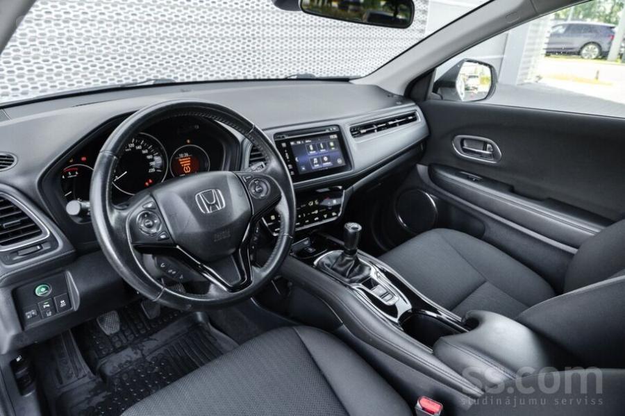 White Honda HR-V 2017 in Riga, with an engine capacity of 1.60 L and mileage of 102 thousand km for 10300 €, photo 10 on AUTOMOTO.COM.LV