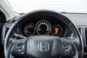 White Honda HR-V 2017 in Riga, with an engine capacity of 1.60 L and mileage of 102 thousand km for 10300 €, photo 12 on AUTOMOTO.COM.LV