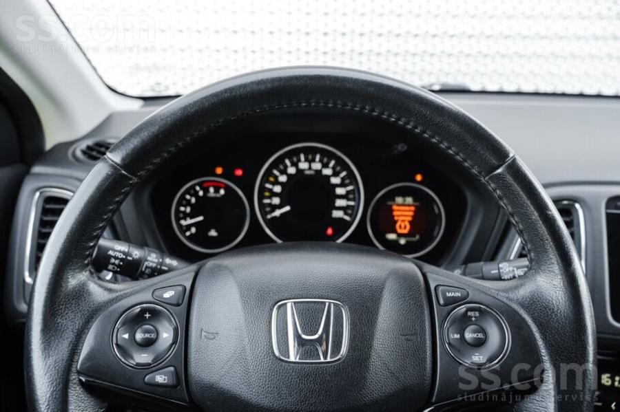 White Honda HR-V 2017 in Riga, with an engine capacity of 1.60 L and mileage of 102 thousand km for 10300 €, photo 12 on AUTOMOTO.COM.LV