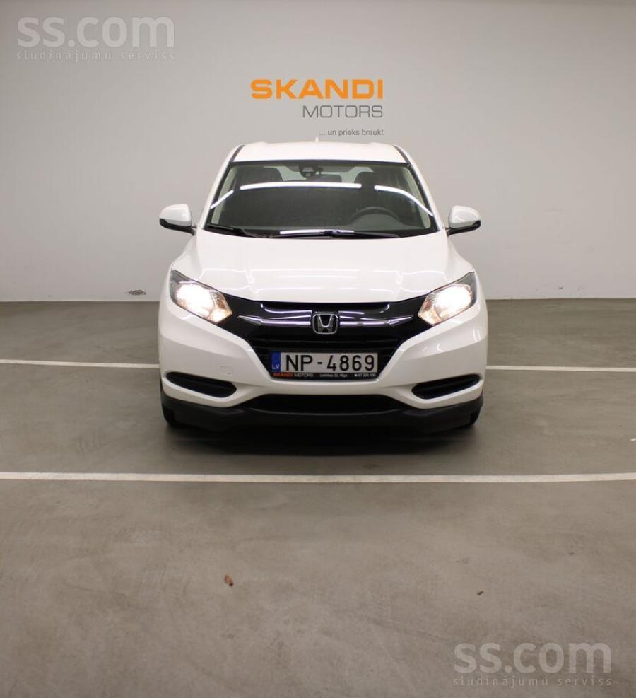 White Honda HR-V 2018 in Riga, with an engine capacity of 1.60 L and mileage of 118 thousand km for 12690 €, photo 2 on AUTOMOTO.COM.LV