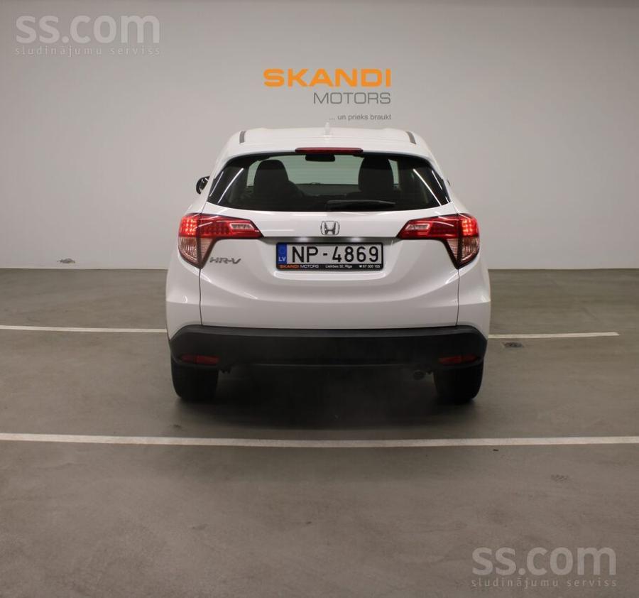 White Honda HR-V 2018 in Riga, with an engine capacity of 1.60 L and mileage of 118 thousand km for 12690 €, photo 5 on AUTOMOTO.COM.LV