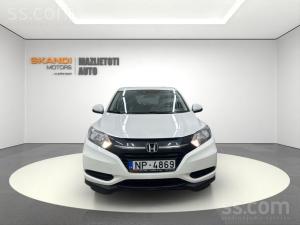 White Honda HR-V 2018 in Riga, with an engine capacity of 1.60 L and mileage of 118 thousand km for 11490 €, photo 3 on AUTOMOTO.COM.LV