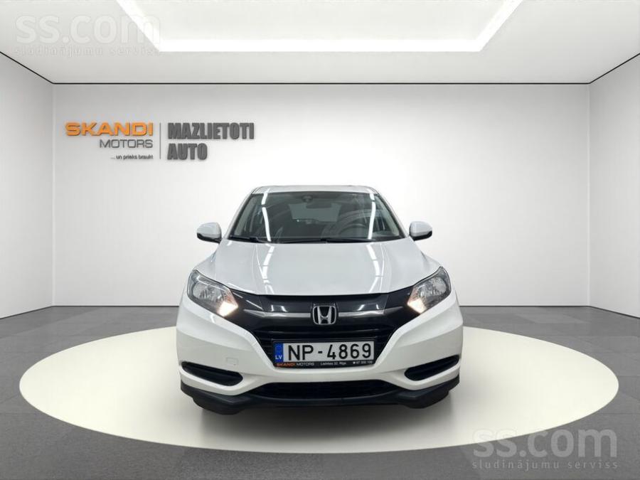 White Honda HR-V 2018 in Riga, with an engine capacity of 1.60 L and mileage of 118 thousand km for 11490 €, photo 3 on AUTOMOTO.COM.LV