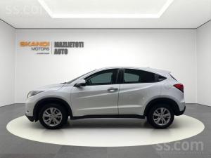 White Honda HR-V 2018 in Riga, with an engine capacity of 1.60 L and mileage of 118 thousand km for 11490 €, photo 4 on AUTOMOTO.COM.LV