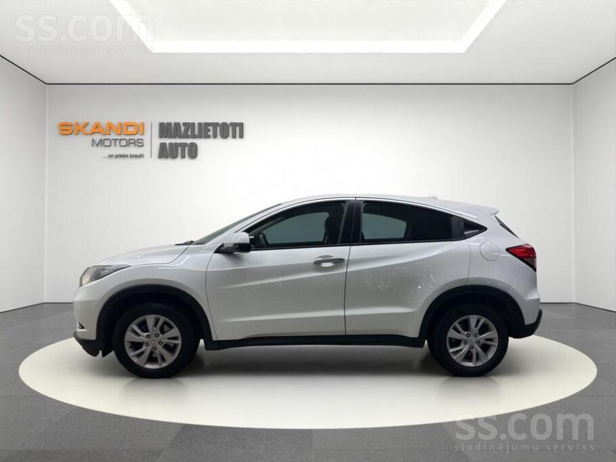 White Honda HR-V 2018 in Riga, with an engine capacity of 1.60 L and mileage of 118 thousand km for 11490 €, photo 4 on AUTOMOTO.COM.LV