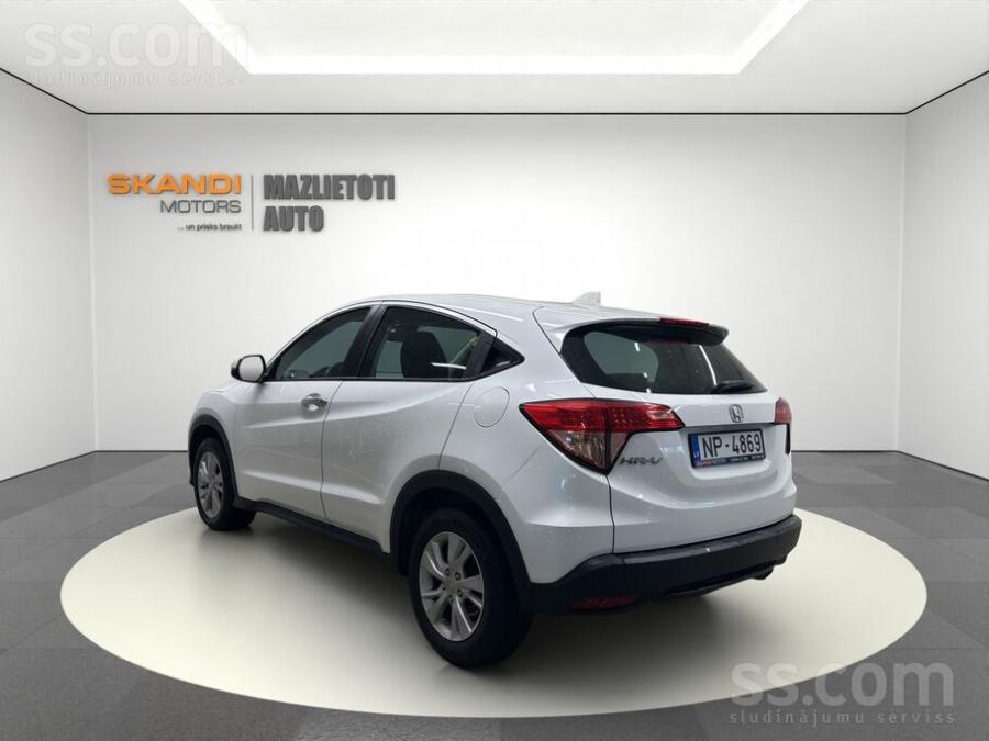 White Honda HR-V 2018 in Riga, with an engine capacity of 1.60 L and mileage of 118 thousand km for 11490 €, photo 5 on AUTOMOTO.COM.LV