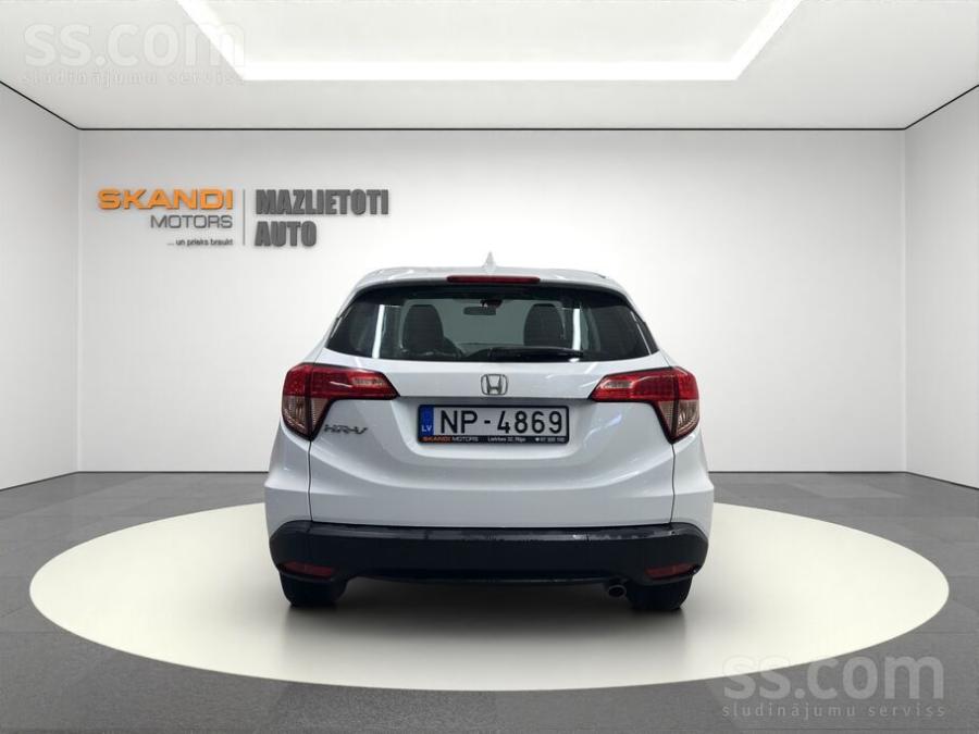 White Honda HR-V 2018 in Riga, with an engine capacity of 1.60 L and mileage of 118 thousand km for 11490 €, photo 6 on AUTOMOTO.COM.LV