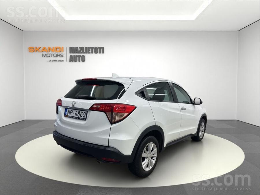 White Honda HR-V 2018 in Riga, with an engine capacity of 1.60 L and mileage of 118 thousand km for 11490 €, photo 7 on AUTOMOTO.COM.LV
