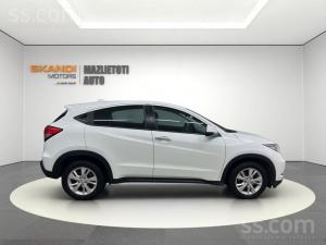 White Honda HR-V 2018 in Riga, with an engine capacity of 1.60 L and mileage of 118 thousand km for 11490 €, photo 8 on AUTOMOTO.COM.LV