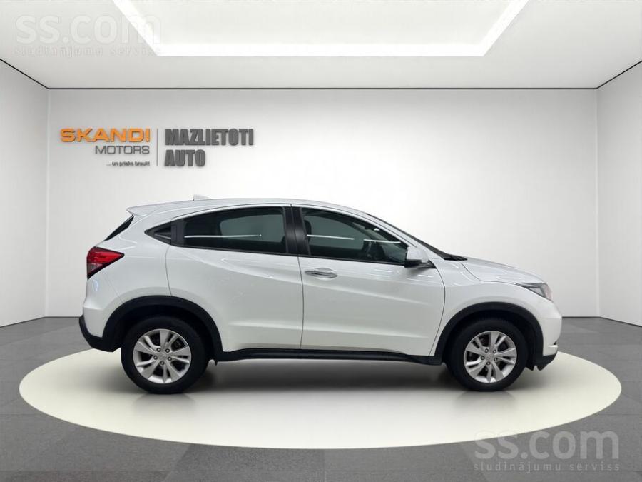 White Honda HR-V 2018 in Riga, with an engine capacity of 1.60 L and mileage of 118 thousand km for 11490 €, photo 8 on AUTOMOTO.COM.LV