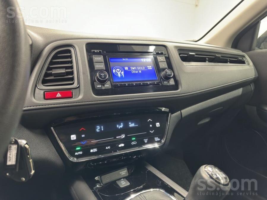 White Honda HR-V 2018 in Riga, with an engine capacity of 1.60 L and mileage of 118 thousand km for 11490 €, photo 16 on AUTOMOTO.COM.LV
