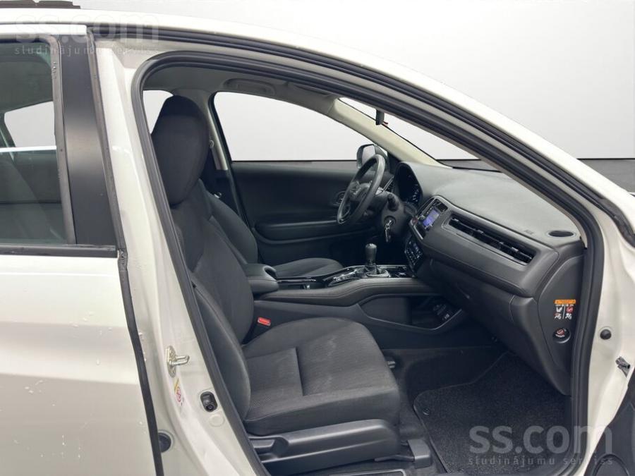 White Honda HR-V 2018 in Riga, with an engine capacity of 1.60 L and mileage of 118 thousand km for 11490 €, photo 17 on AUTOMOTO.COM.LV