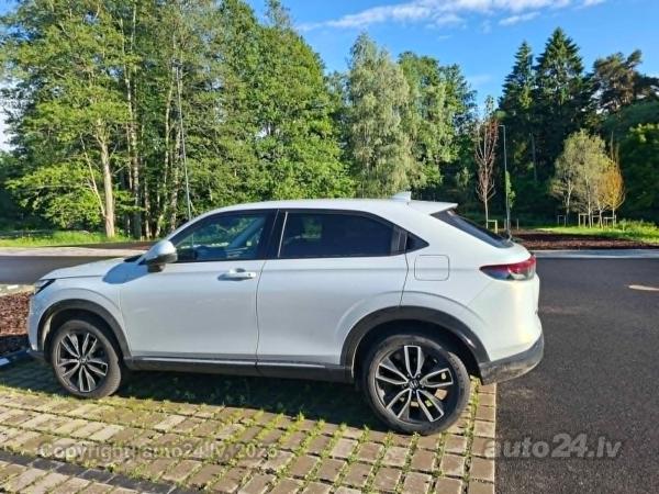 White Honda HR-V 2022 in Tallinn, with an engine capacity of 1.50 L and mileage of 76 thousand km for 21900 €, photo 5 on AUTOMOTO.COM.LV