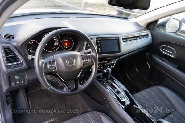 White Honda HR-V 2018 in Tallinn, with an engine capacity of 1.50 L and mileage of 42 thousand km for 17500 €, photo 11 on AUTOMOTO.COM.LV
