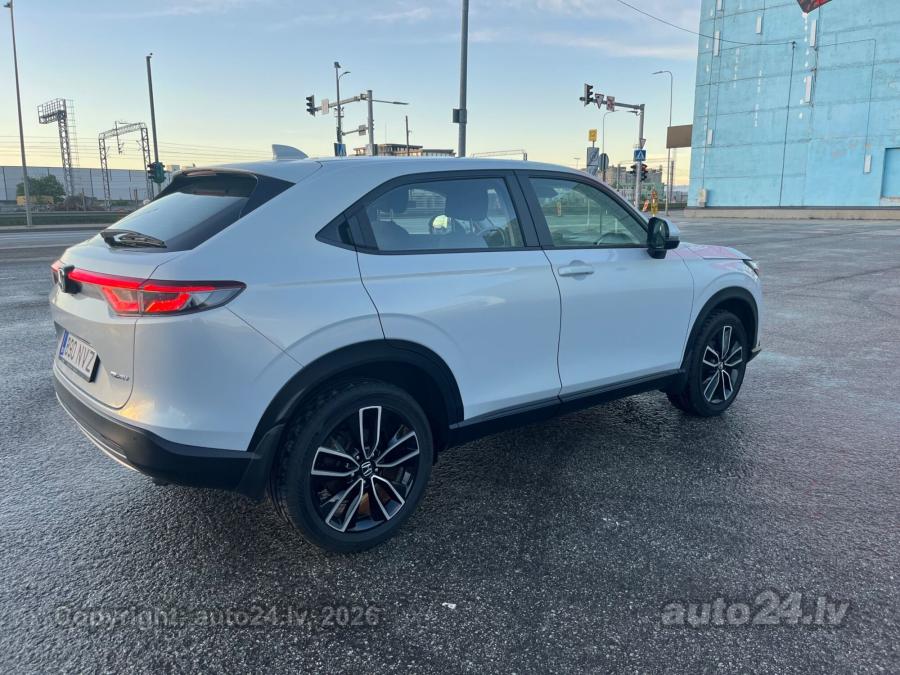 White Honda HR-V 2022 in Tallinn, with an engine capacity of 1.50 L and mileage of 75 thousand km for 20500 €, photo 3 on AUTOMOTO.COM.LV
