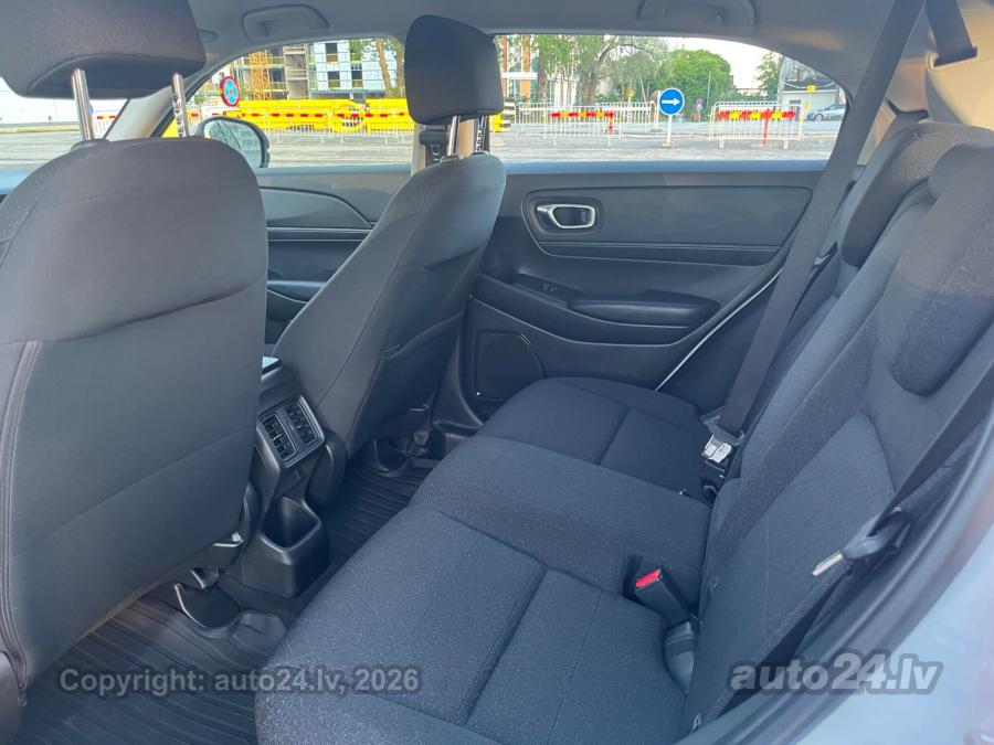 White Honda HR-V 2022 in Tallinn, with an engine capacity of 1.50 L and mileage of 75 thousand km for 20500 €, photo 8 on AUTOMOTO.COM.LV