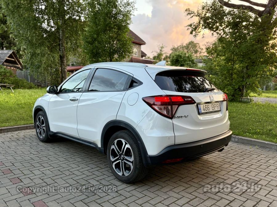 White Honda HR-V 2015 in Tartu, with an engine capacity of 1.50 L and mileage of 103 thousand km for 11400 €, photo 3 on AUTOMOTO.COM.LV