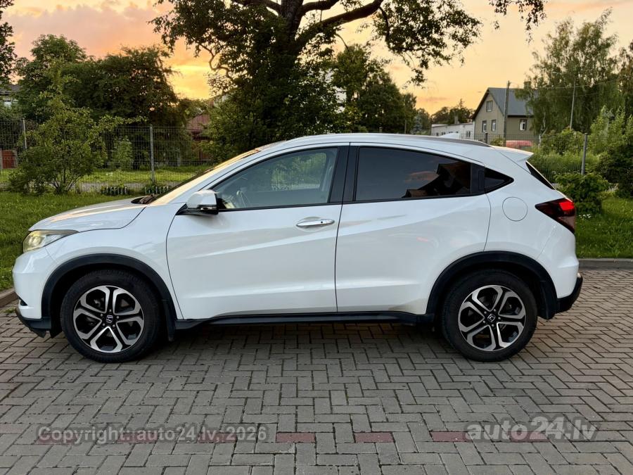 White Honda HR-V 2015 in Tartu, with an engine capacity of 1.50 L and mileage of 103 thousand km for 11400 €, photo 4 on AUTOMOTO.COM.LV