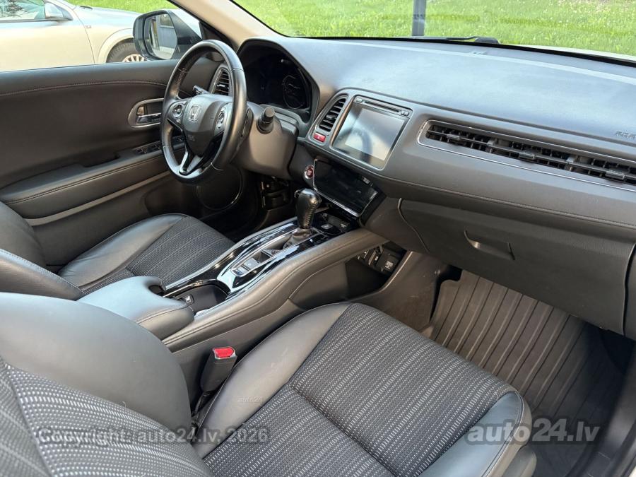 White Honda HR-V 2015 in Tartu, with an engine capacity of 1.50 L and mileage of 103 thousand km for 11400 €, photo 5 on AUTOMOTO.COM.LV