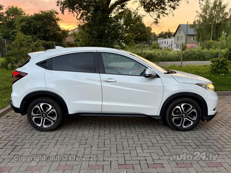White Honda HR-V 2015 in Tartu, with an engine capacity of 1.50 L and mileage of 103 thousand km for 11400 €, photo 10 on AUTOMOTO.COM.LV